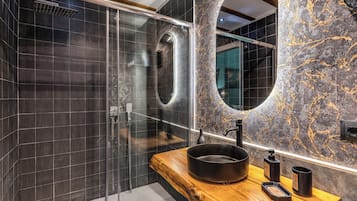 Quarto quádruplo econômico | Banheiro | Chinelos