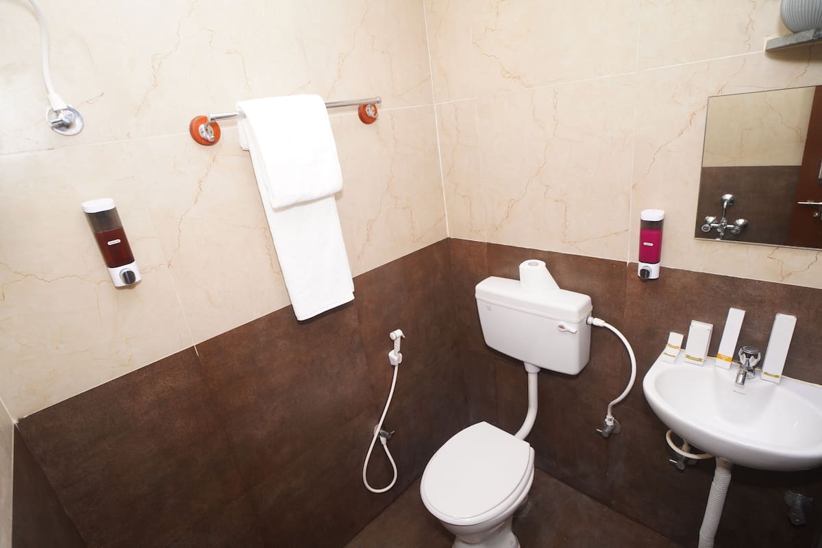 Chuveiro, produtos de toalete grátis, toalhas de banho, sabonete