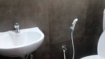 Chuveiro, produtos de toalete grátis, toalhas de banho, sabonete