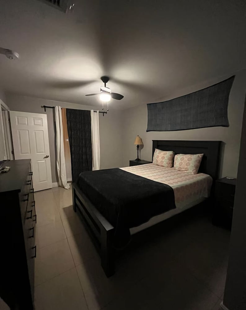 3-bedroom house in Miami with large yard, jacuzzi and mango tree’s ...