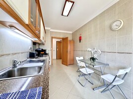 Um micro-ondas, uma máquina de lavar louça, uma cafeteira/bule 