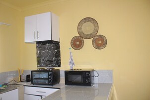 Geladeira grande, micro-ondas, fogão, cooktop