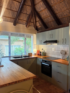 Casa de Campo de Luxo, vista para a montanha | Cozinha privada | Um frigorífico, um micro-ondas, uma cafeteira/bule, uma torradeira