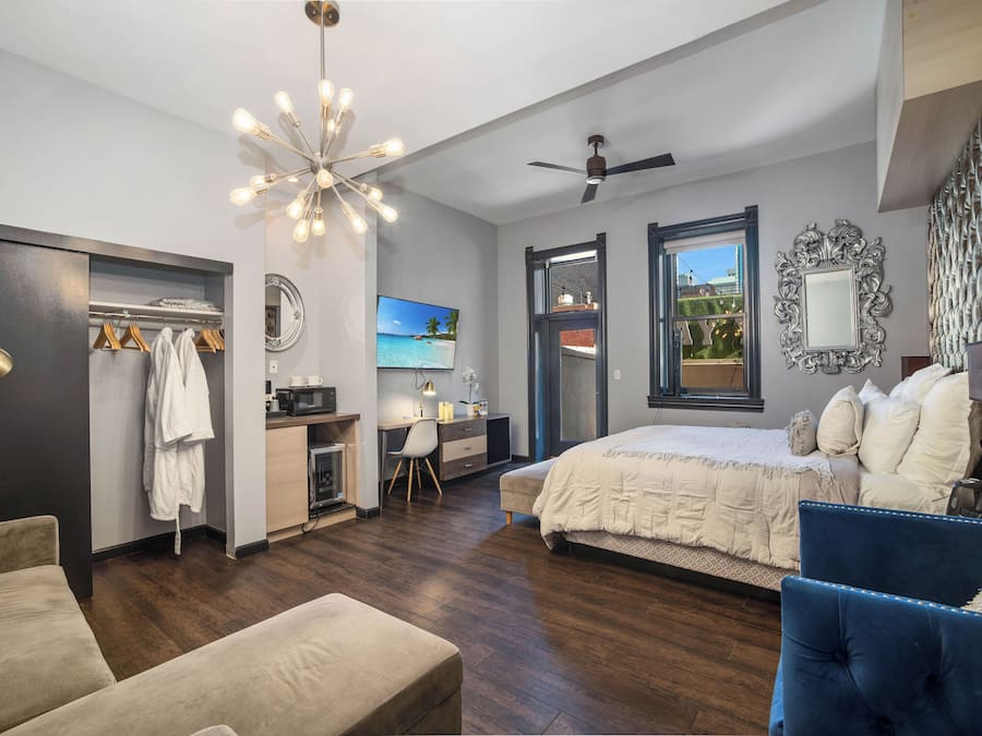 Estúdio, 1 cama Queen, banheiro privativo | Ferros/tábuas de passar roupa, Wi-Fi de cortesia