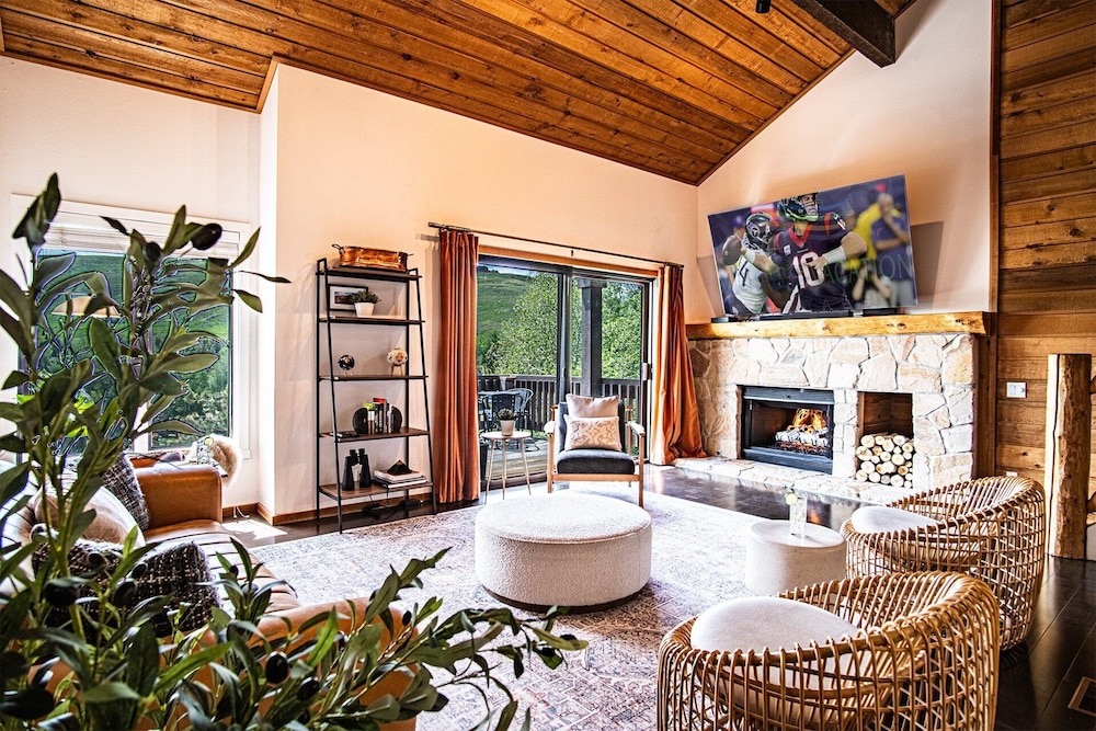 Panoramic Views! Designer`s Condo On Golf Course W/resort Amenities - Sun Valley, ID