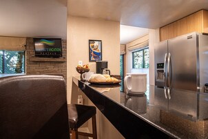 Condo, várias camas, lareira, vista para a montanha (Sun Valley Condo 139) | Parte interna