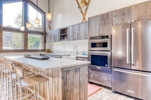 Condo, várias camas, sacada, vista para a montanha (Snow Creek Condo 1554) | Cozinha privada | Mesas de jantar