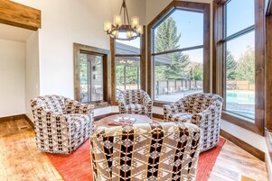 Condo, várias camas, sacada, vista para a montanha (Snow Creek Condo 1554) | Parte interna