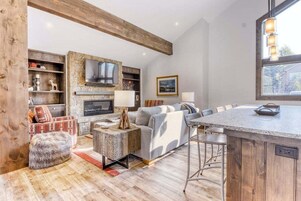 Condo, várias camas, sacada, vista para a montanha (Snow Creek Condo 1554) | Área de estar | TV de tela plana 42 polegadas com canais digitais