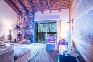 Condo, várias camas, sacada, vista para a montanha (Snow Creek Condo 1553) | Área de estar | TV de tela plana 42 polegadas com canais digitais