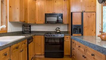 Apartamento em Condomínio Fechado, várias camas, pátio, vista para a montanha (110 Flower Drive D) | Cozinha privada | Mesas de jantar