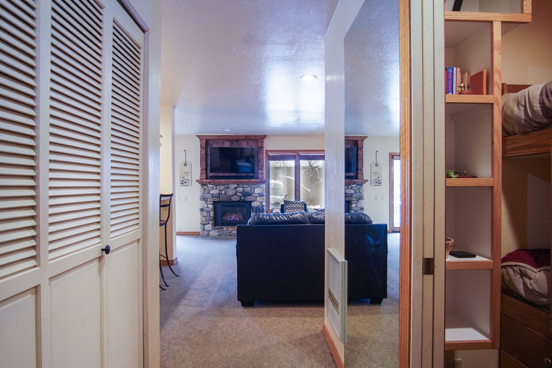 Apartamento em Condomínio Fechado, várias camas, pátio, vista para a montanha (Sun Valley Condo 101) | Sala de estar | Televisor de ecrã plano de 42 polegadas com canais digitais 