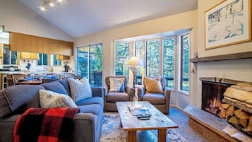 Casa, várias camas, pátio, vista para a montanha (Bigwood Bliss) | Sala de estar | Televisor de ecrã plano de 42 polegadas com canais digitais