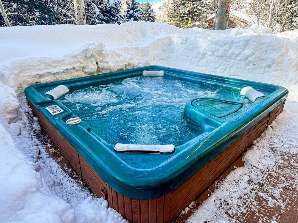 #104 Private Hot Tub, 2 Car Garage, Abundant Parking, Elkhorn Amenities - Sun Valley, ID
