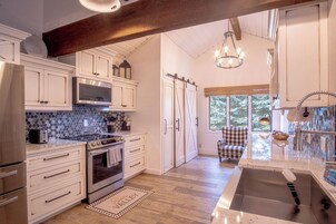 Apartamento em Condomínio Fechado, várias camas, varanda, vista para a montanha (Sunburst 33) | Cozinha privada | Mesas de jantar 