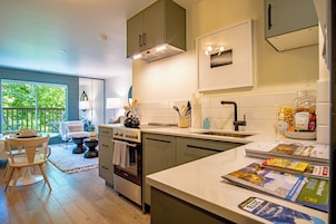 Condo, 1 cama Queen, varanda, vista para a montanha (Angani Studio) | Cozinha privada | Mesas de jantar
