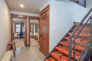 Apartamento em Condomínio Fechado, várias camas, varanda (251 Second Avenue B) | 2 quartos, com decoração personalizada, com mobília individualizada 