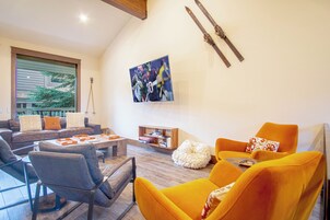 Apartamento em Condomínio Fechado, várias camas, varanda (251 Second Avenue B) | Sala de estar | Televisor de ecrã plano de 42 polegadas com canais digitais 