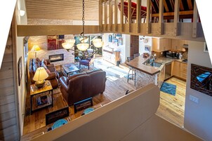 Casa, várias camas, varanda, vista para a montanha (Fairway Nine 4365) | Área de estar | TV de tela plana 42 polegadas com canais digitais