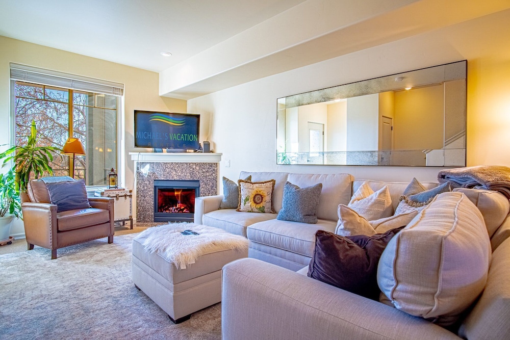 2bd Sweetwater Condo - Community Park, Pool + Hot Tub - Bellevue, ID