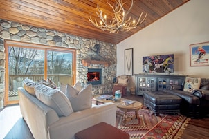 Condo, várias camas, varanda, vista para a montanha (Ridge Condo 2601) | Área de estar | TV de tela plana 42 polegadas com canais digitais