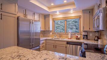 Condo, várias camas, varanda, vista para a montanha (Ridge Condo 2601) | Cozinha privada | Mesas de jantar