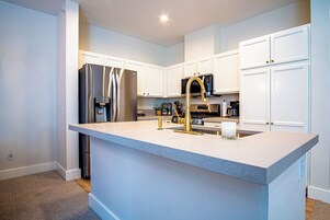 Condo, várias camas, varanda, vista para a montanha (Snow Star Serenade) | Cozinha privada | Mesas de jantar