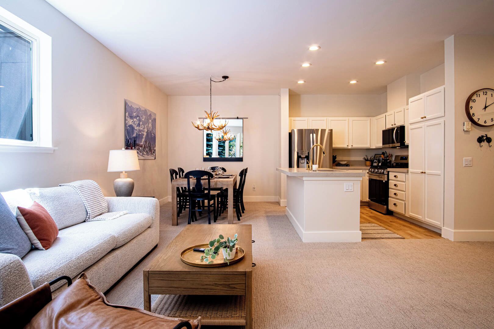 Condo, várias camas, varanda, vista para a montanha (Snow Star Serenade) | Área de estar | TV de tela plana 42 polegadas com canais digitais