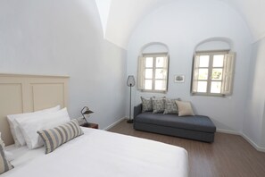 Vila tradicional, 4 quartos, varanda, vista parcial para o mar | Cofres nos quartos, quartos à prova de som