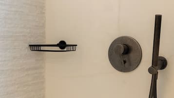 Quarto casal | Banheiro | Chuveiro, toalhas de banho, sabonete, papel higiênico