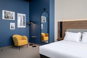 Quarto casal premium, 1 cama King | Escrivaninha, espaço de trabalho para notebook, berços grátis