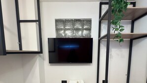 Quarto Duplo Económico, 1 cama de casal, sem janelas | Secretária, secretária adequada para computadores portáteis 