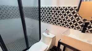 Quarto Duplo Económico, 1 cama de casal, sem janelas | Casa de banho | Um polibã, artigos de higiene pessoal grátis, toalhas fornecidas, sabão 
