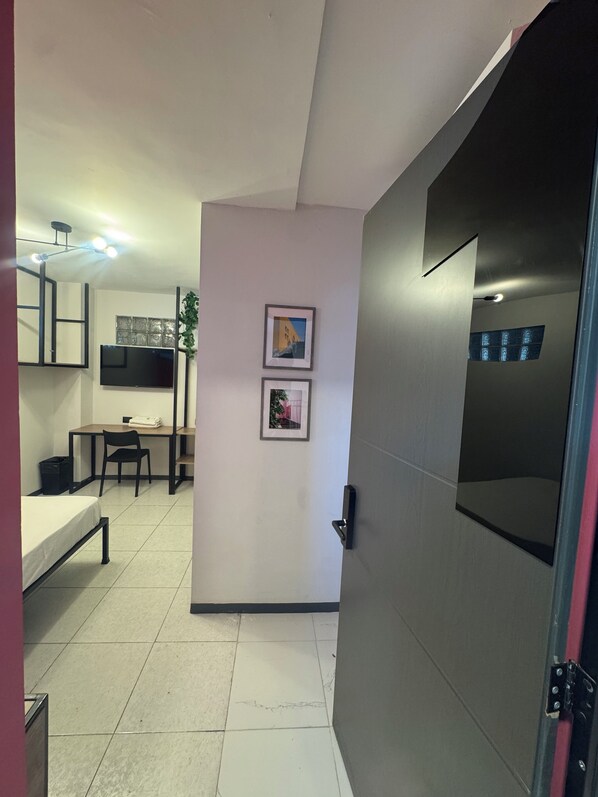 Quarto Duplo Económico, 1 cama de casal, sem janelas | Com decoração personalizada, com mobília individualizada, secretária