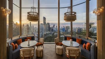 3 restaurantes: servem pequenos-almoços, almoços, jantares e brunches