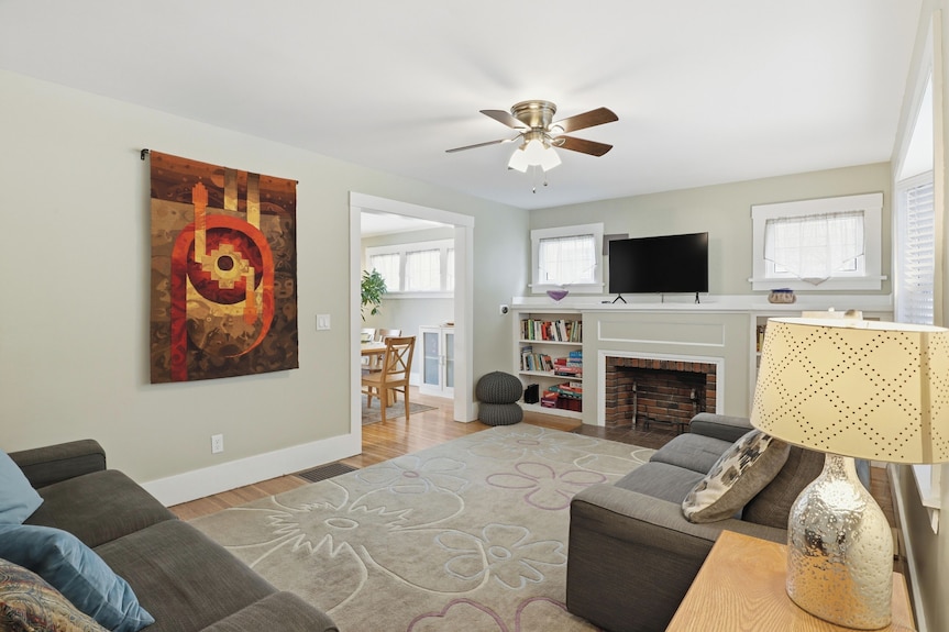 Kiwi Cottage: Country Space, Timeless City Charm, Backyard, Deck, A/c - Rochester, NY