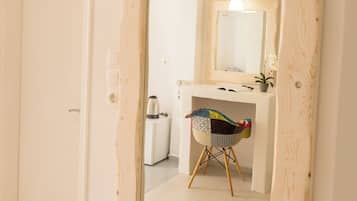 Lençóis italianos Frette, roupa de alta qualidade, cofre no quarto