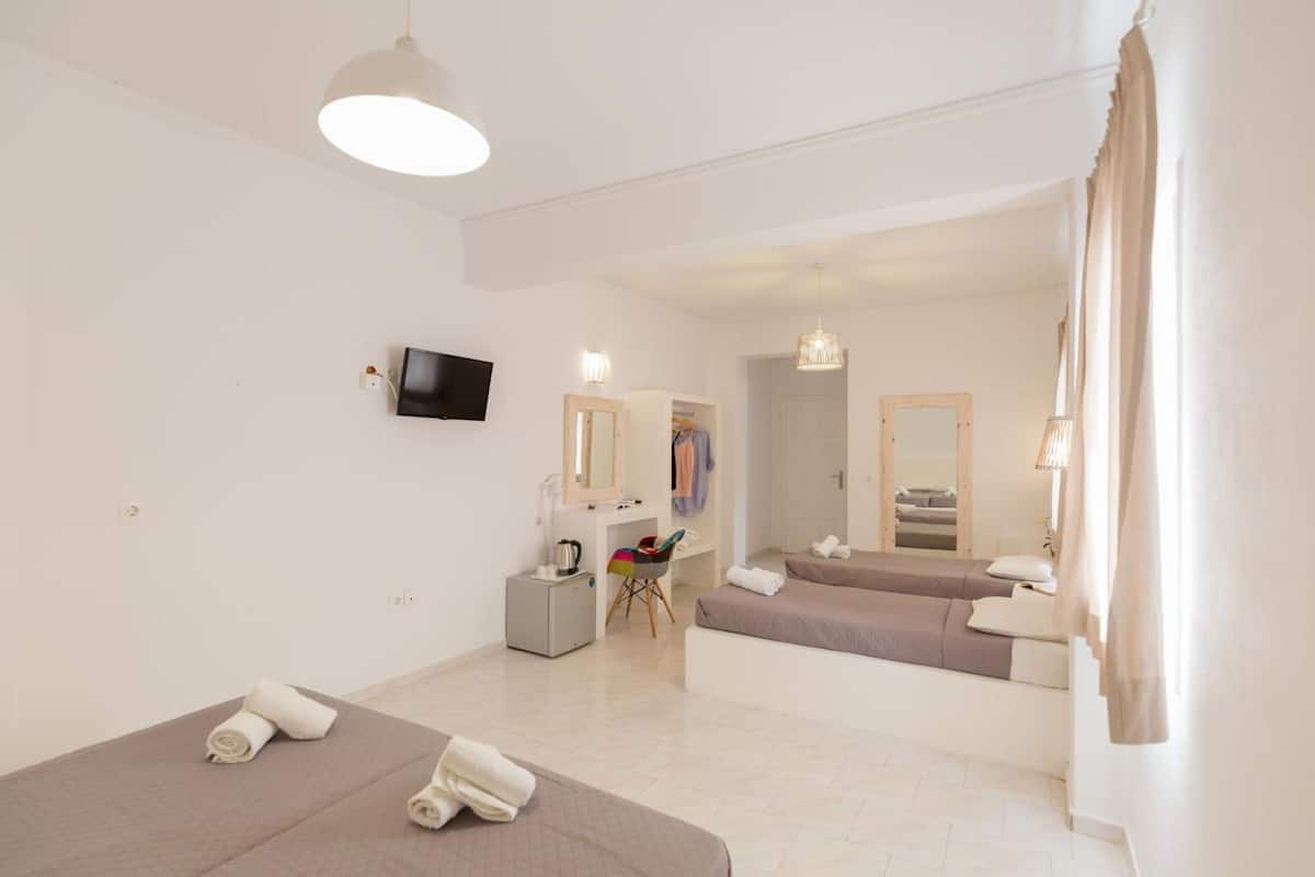 Lençóis italianos Frette, roupa de alta qualidade, cofre no quarto