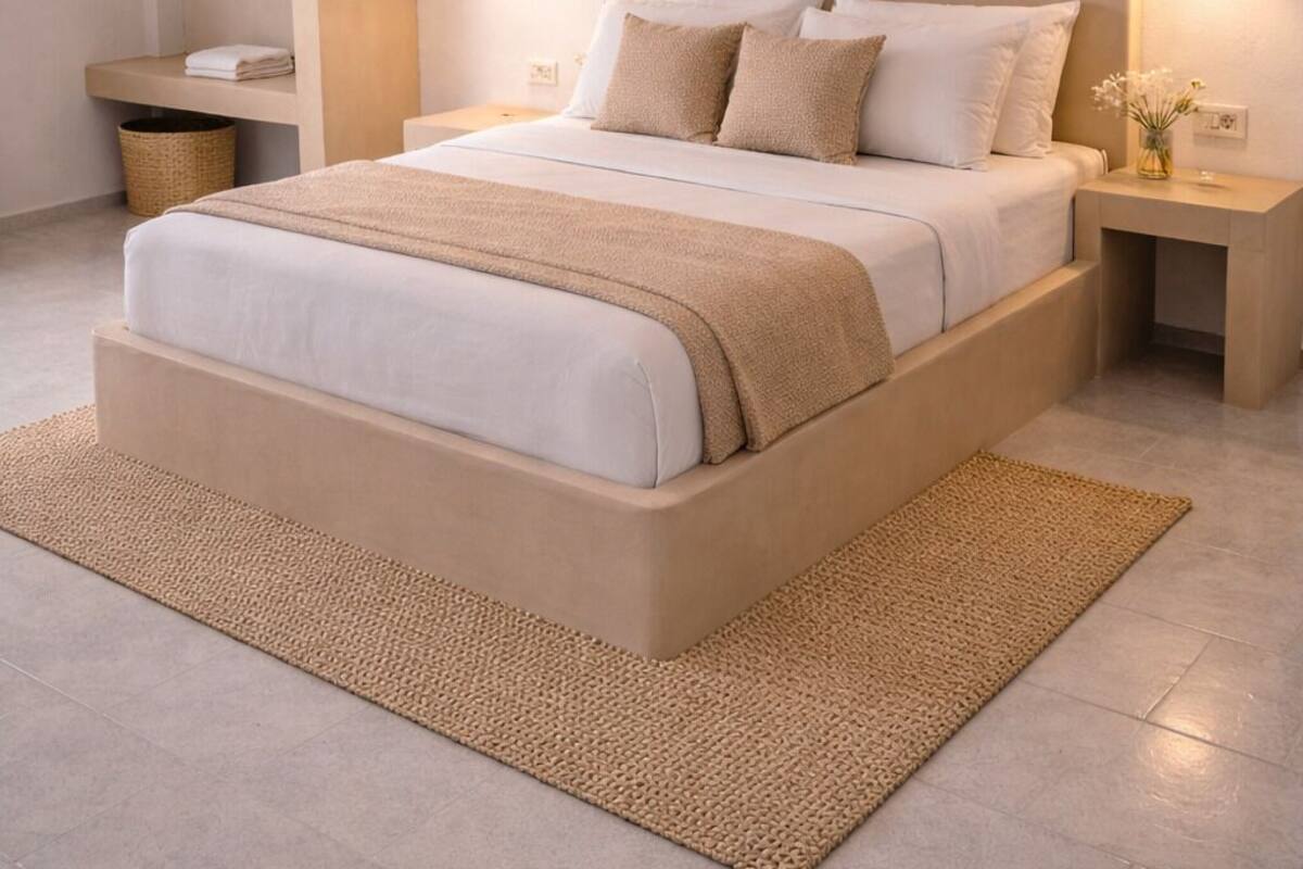 Quarto com cama grande, mesas de cabeceira, luminária pendente e armário embutido.