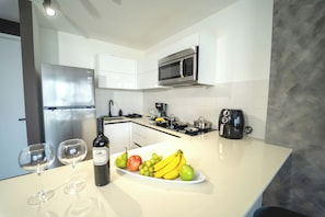 Apartamento Deluxe | Cozinha privada | Um frigorífico, um micro-ondas, uma placa de cozinha