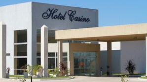 Um edifício de hotel moderno com um destaque para o letreiro "Hotel Casino".