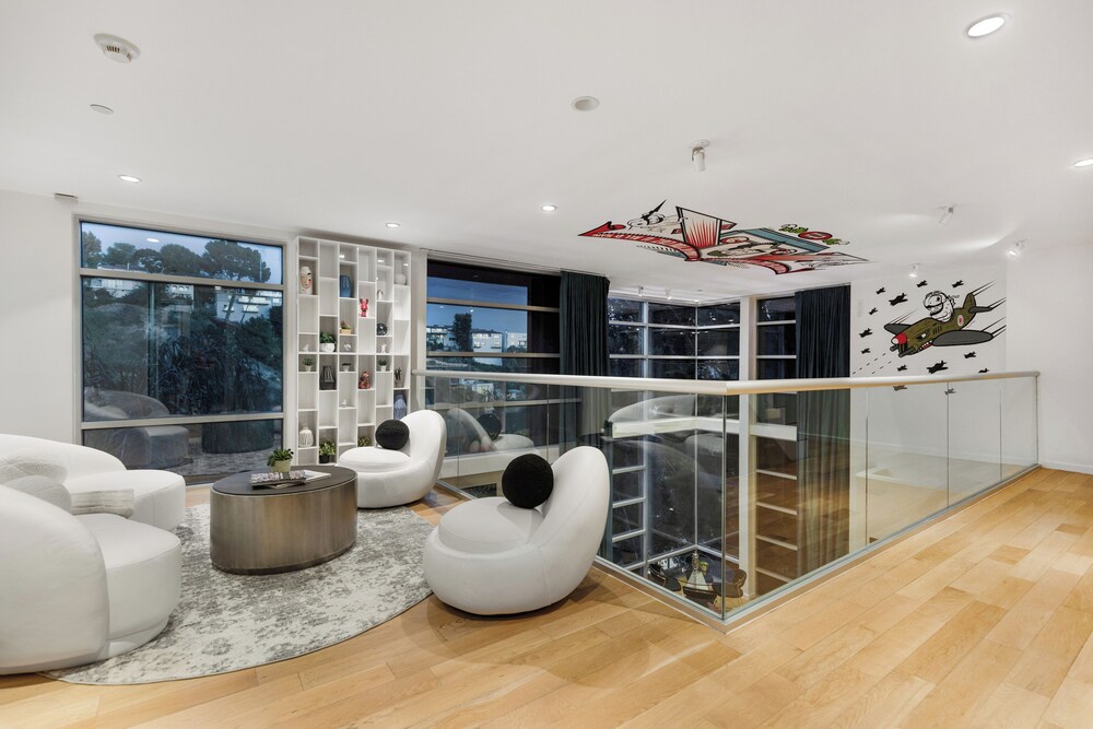 Luxury 3-Bedroom Estate, High-End Comfort & Style - Los Angeles | Vrbo