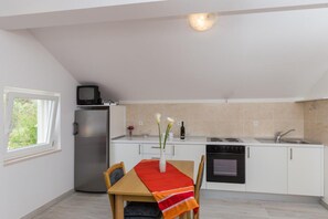 Apartamento | Cozinha privada | Um frigorífico, um forno, uma placa de cozinha, uma cafeteira/bule 