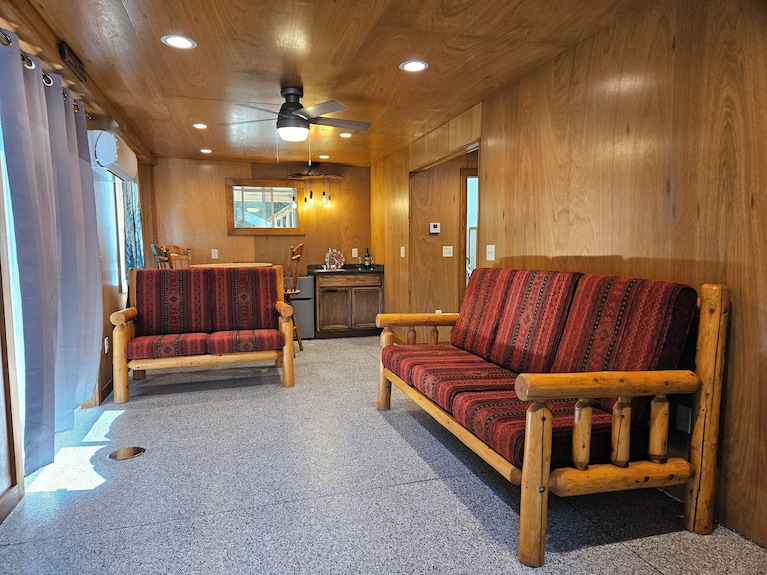 New Lakefront House-3 Br 2 Bath, Deck, Firepit, Water Toys, Wheelchair Access - Wisconsin