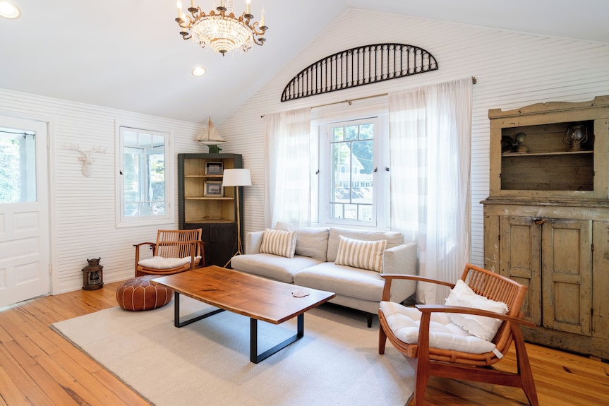 Updated, Classic Cottage In Macatawa Hills - Holland