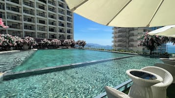 Piscina exterior, guarda-sóis, espreguiçadeiras