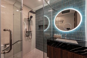 Quarto Superior, 1 cama queen-size, vista para o jardim | Casa de banho | Um secador de cabelo, chinelos, toalhas fornecidas, sabão 