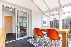 Casa | 2 quartos, secretária