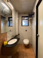 Quarto quádruplo luxo, 2 camas de casal, sacada, vista para a cidade | Banheiro | Chuveiro, produtos de toalete grátis, bidê, toalhas de banho