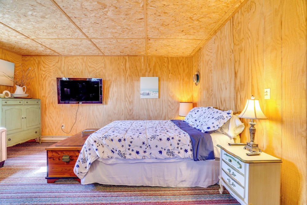 Hike, Ski & Golf: Water-View Lake Winola Retreat! - Lake Winola | FeWo ...